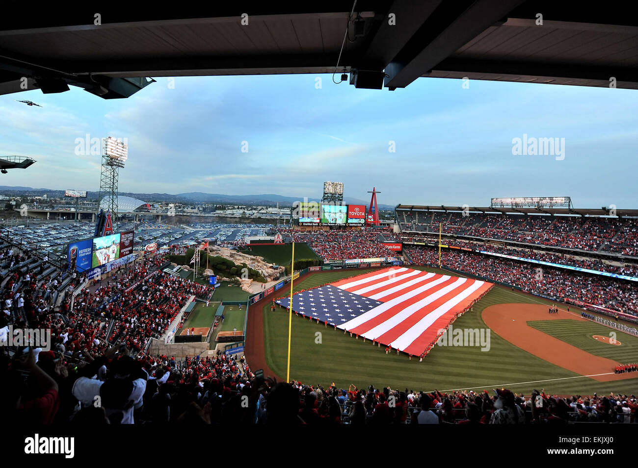 Military flyover stadium hi-res stock photography and images - Alamy