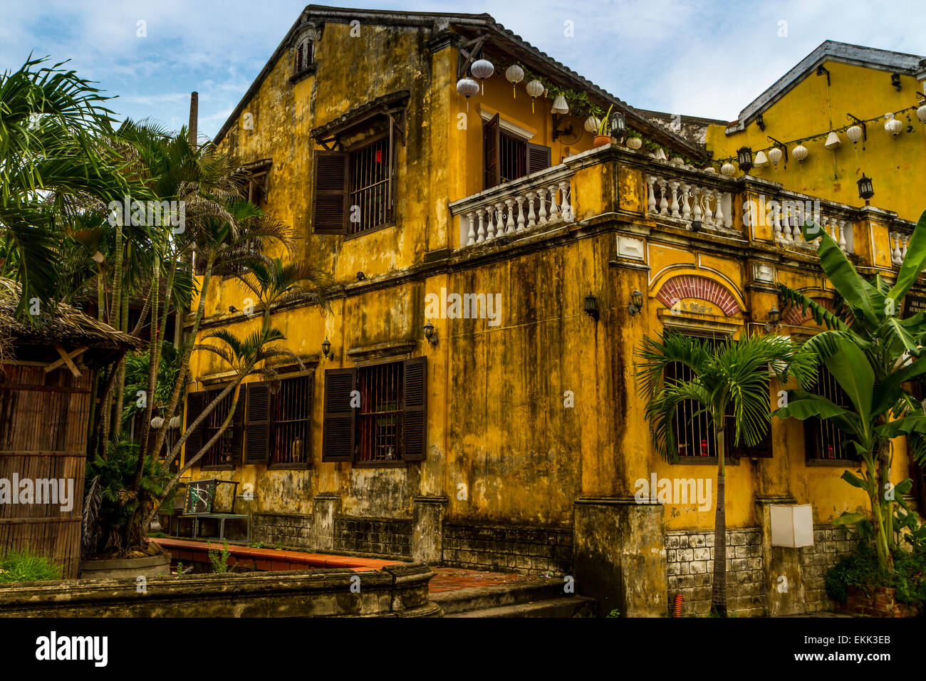 Dilapidated and weathered building Stock Photo - Alamy