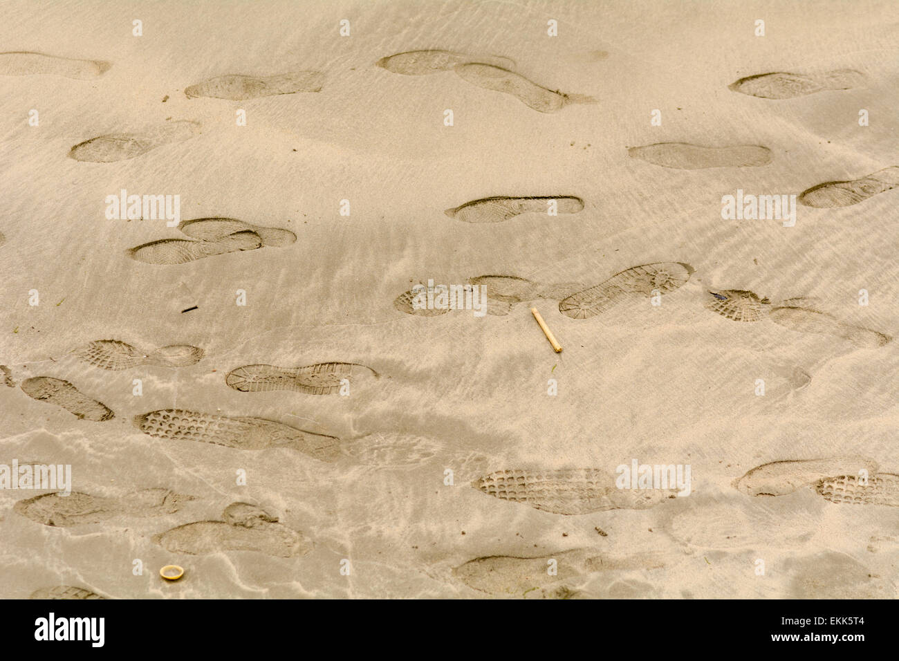 Shoe footprint patterns in the sand Stock Photo - Alamy