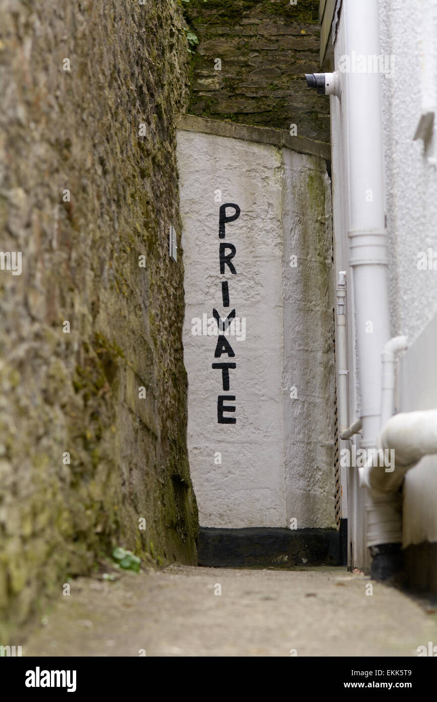 Hand painted Private sign on wall besides house Stock Photo - Alamy