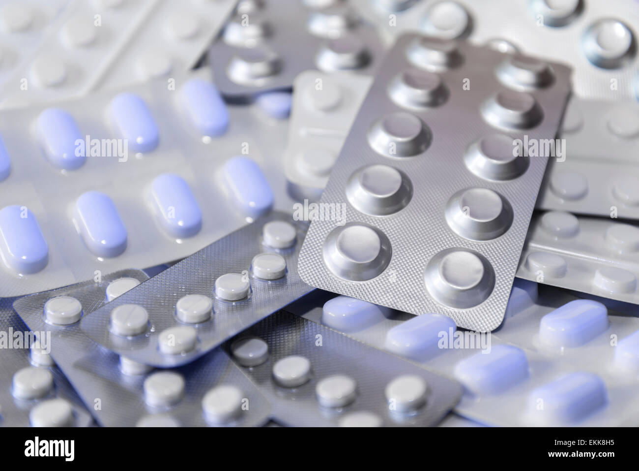 Different color capsules hi-res stock photography and images - Alamy
