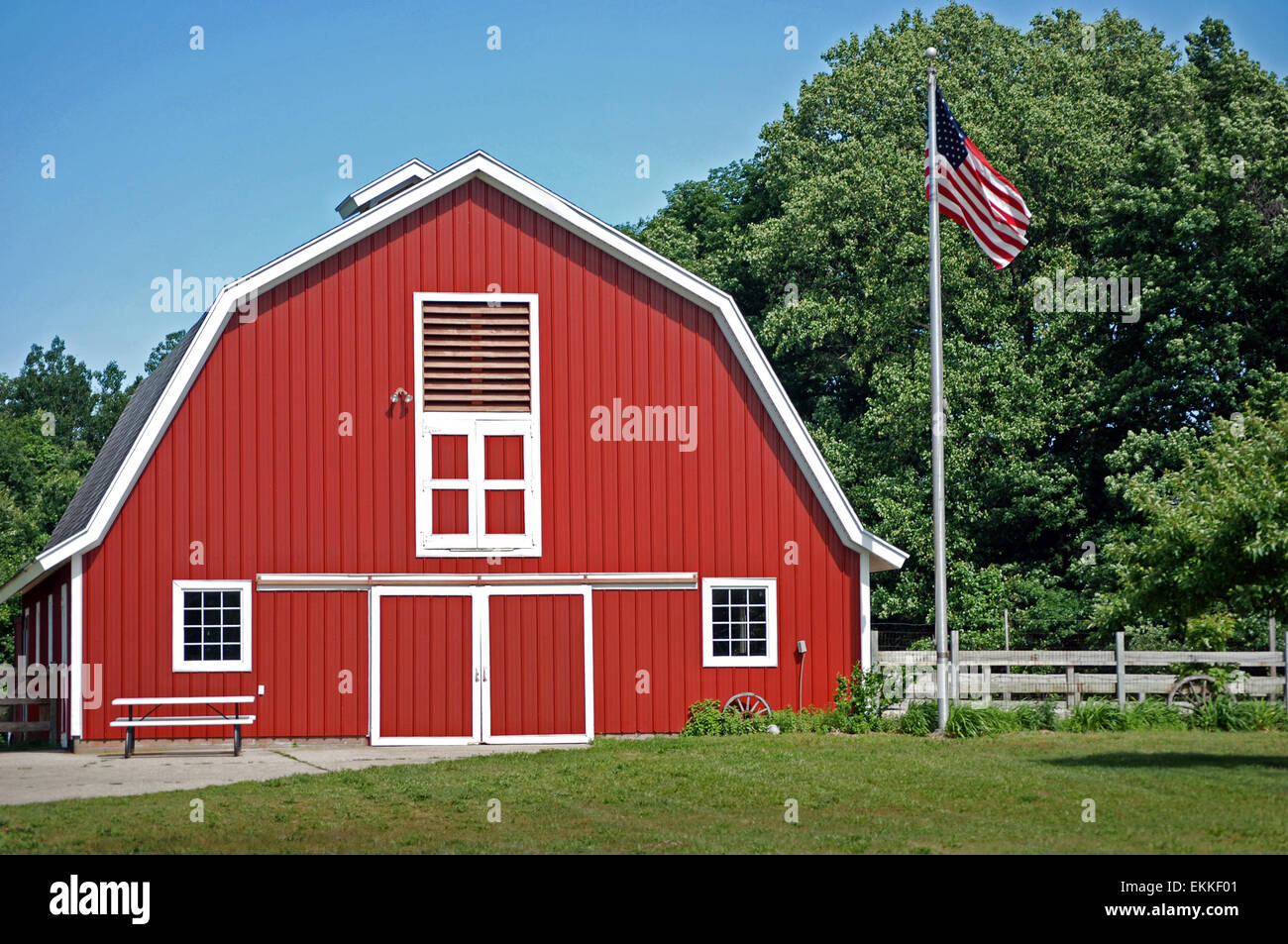 Red barn window hi-res stock photography and images - Alamy