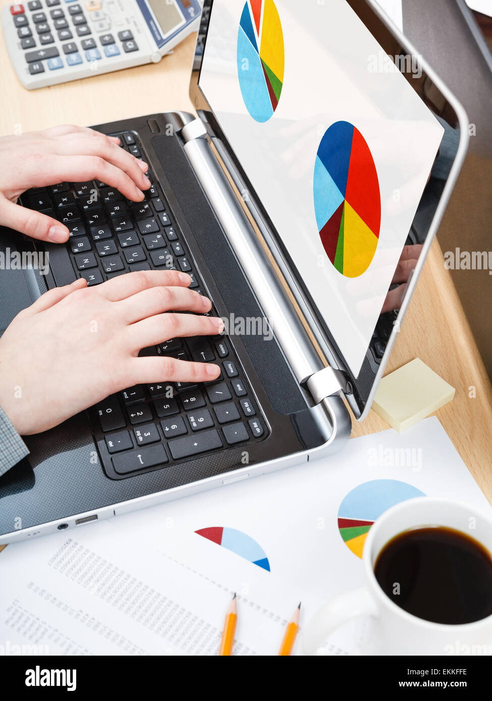 Business flow chart computer screen hi-res stock photography and images ...