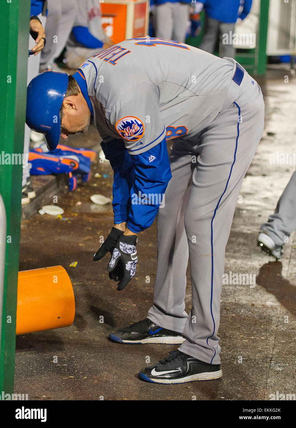 New York Mets third base coach Tim Teufel (18) warms his hands on a ...