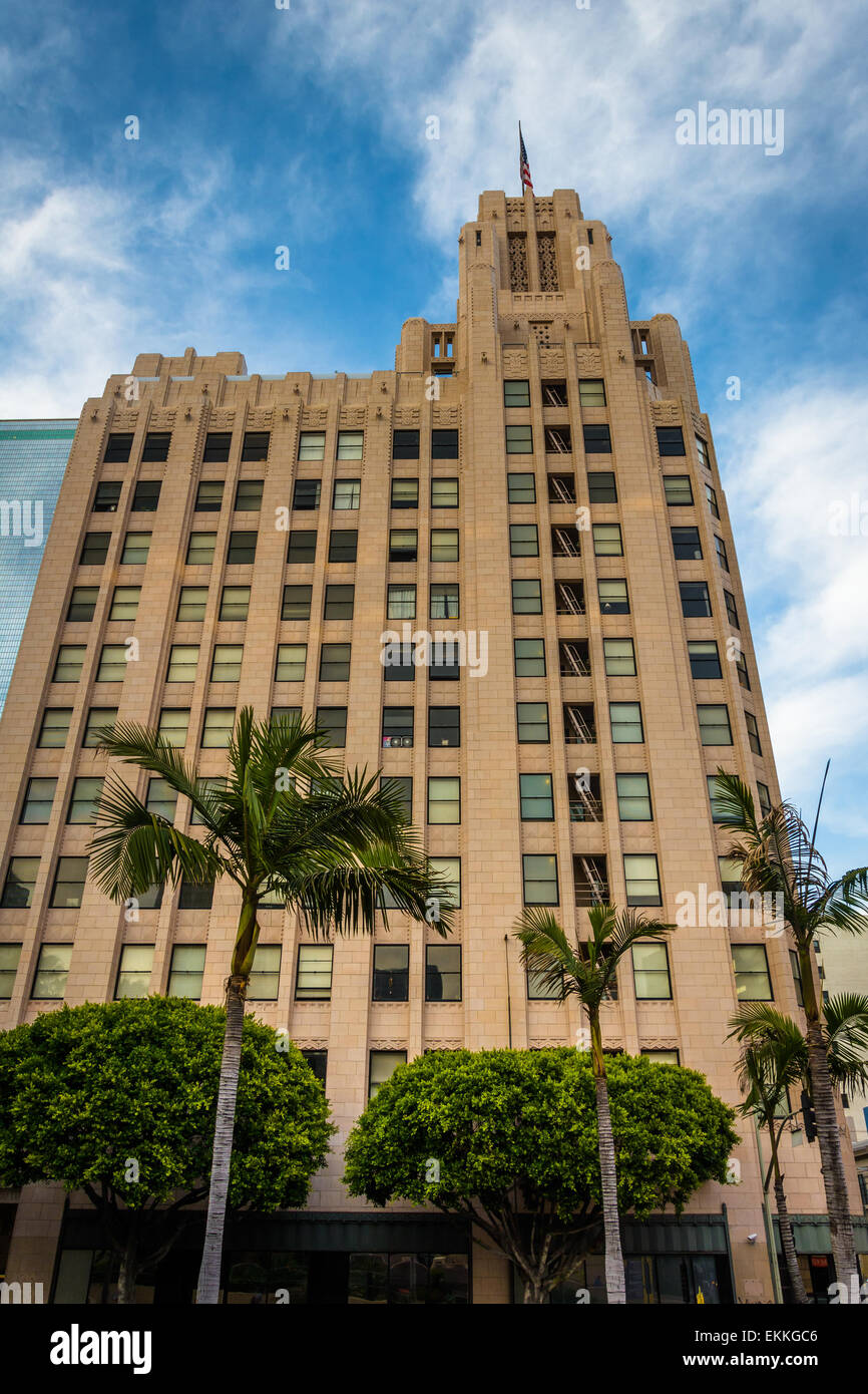 Building and palm trees at Pershing Square, in downtown Los Angeles ...