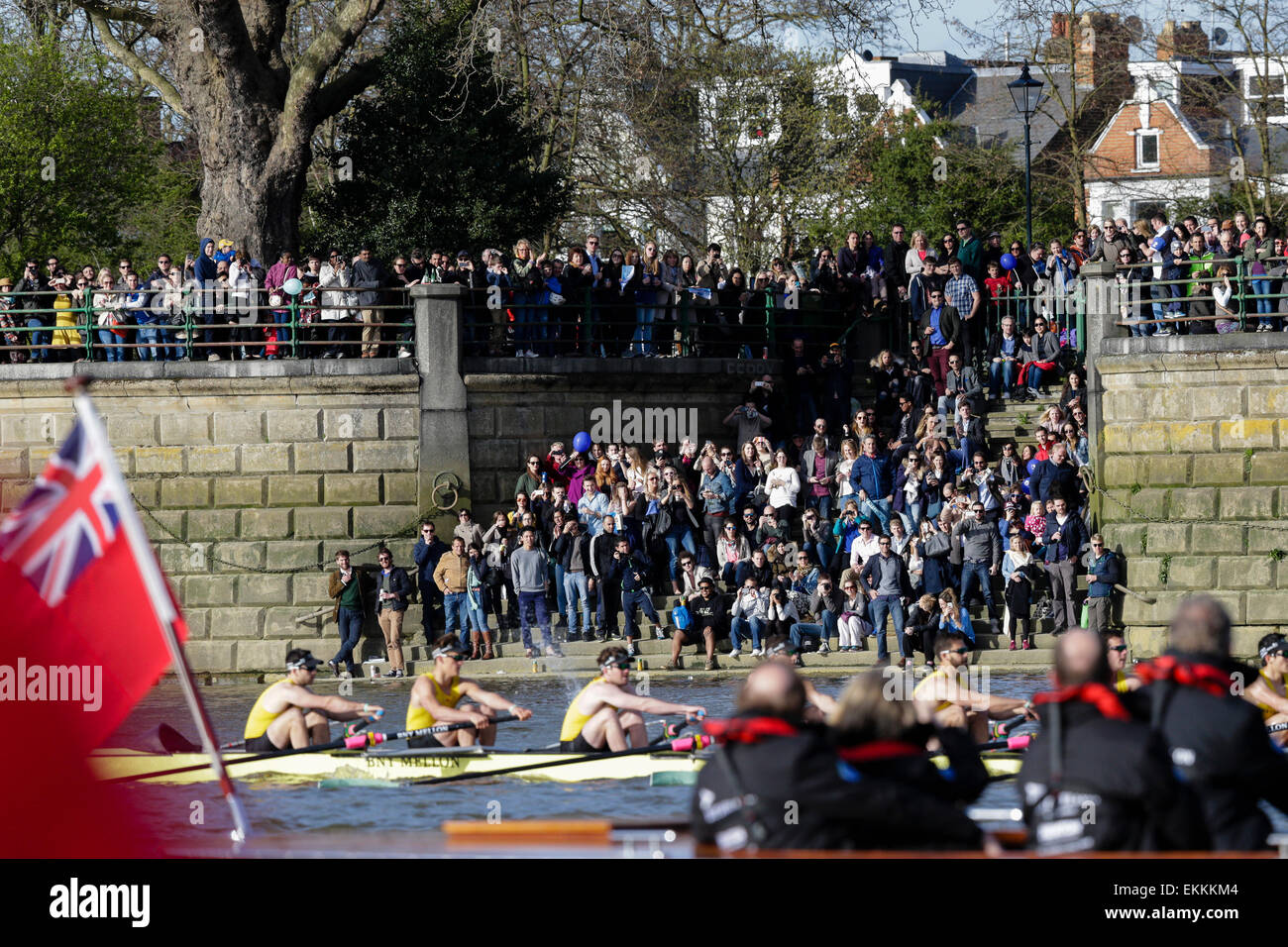 London, UK. 11th Apr, 2015. BNY Mellon Boat Races Day. Large crowds ...