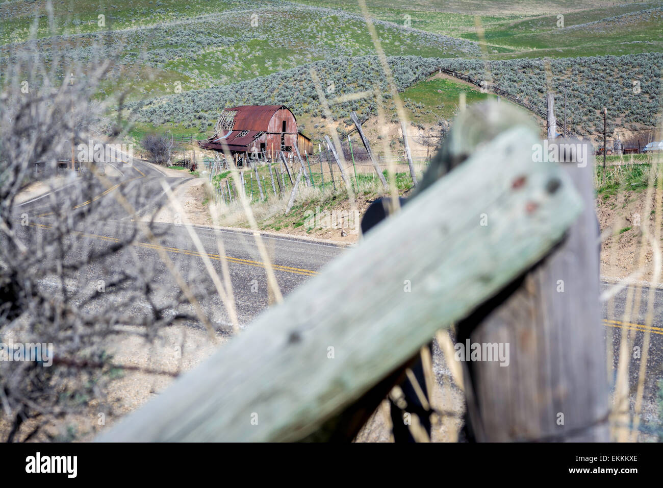Road barn farm hi-res stock photography and images - Alamy