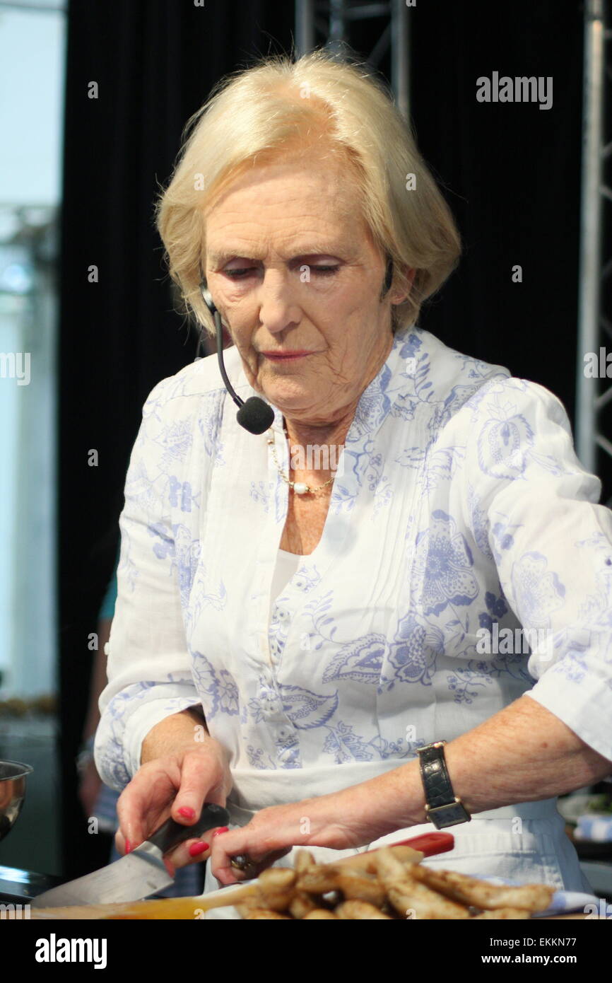 Mary berry at the chatsworth country fair hi-res stock photography and ...