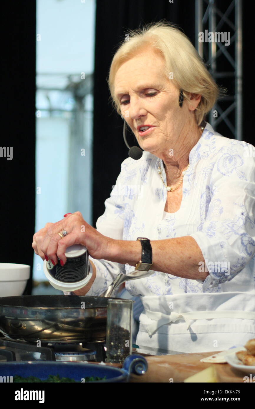 Mary berry at the chatsworth country fair hi-res stock photography and ...