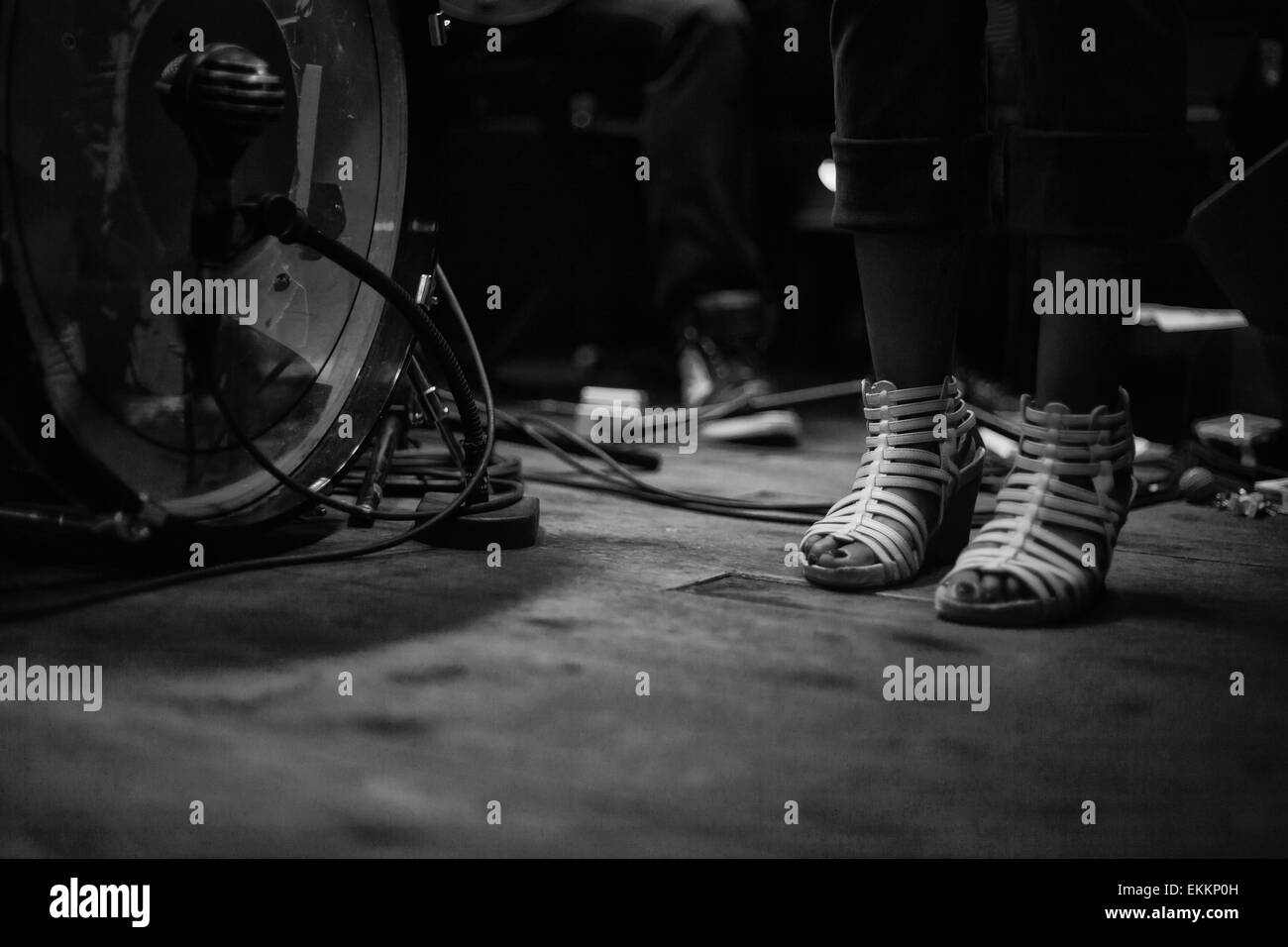 Woman with electric guitar Black and White Stock Photos & Images - Alamy