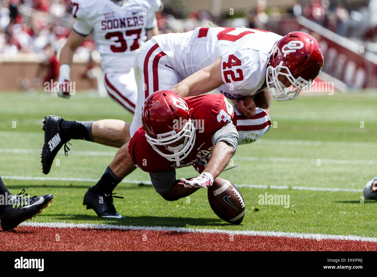 Norman, Oklahoma, USA. 11th April, 2015. Oklahoma Sooners linebacker Ruben Hunter (42) forces ...