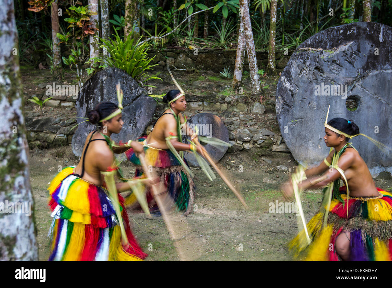 Yap woman dance costume hi-res stock photography and images - Alamy