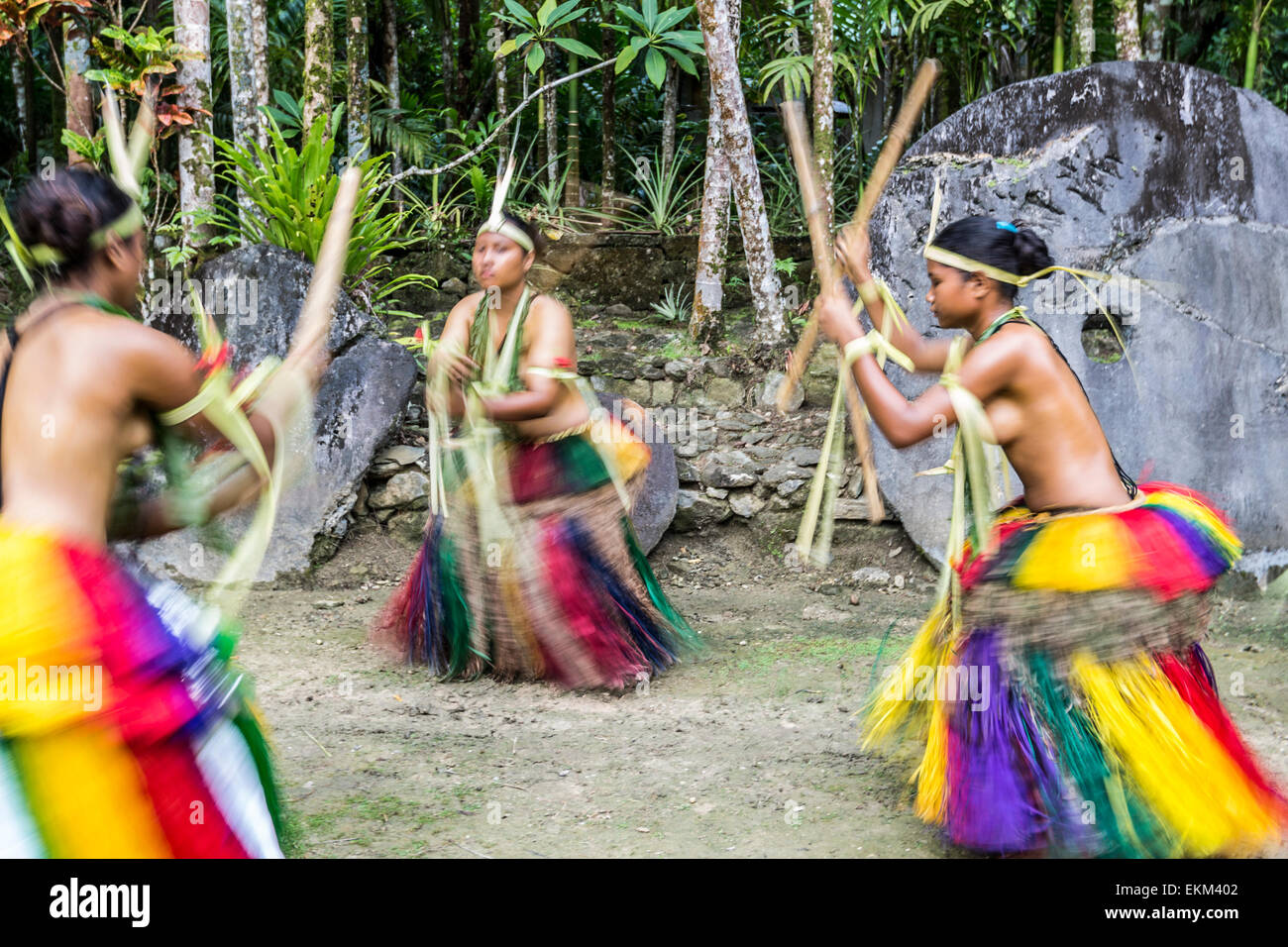 Yap woman dance costume hi-res stock photography and images - Alamy