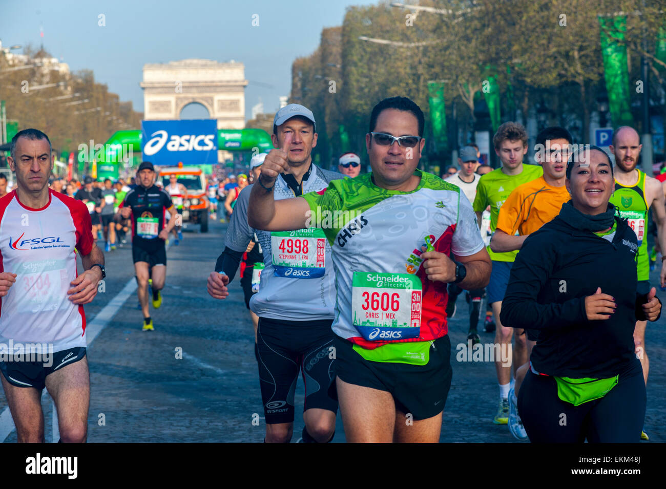 Paris, France. Marathon, Crowd Scene, Runners on Avenue Champs-Elysees ...
