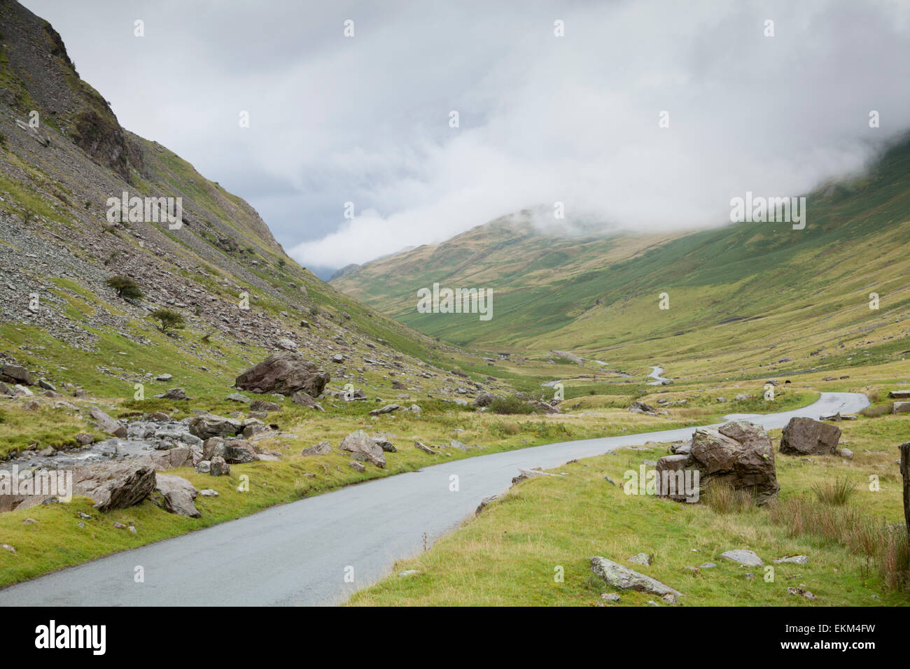 The spectacular road through the Honister Pass in the English Lake ...
