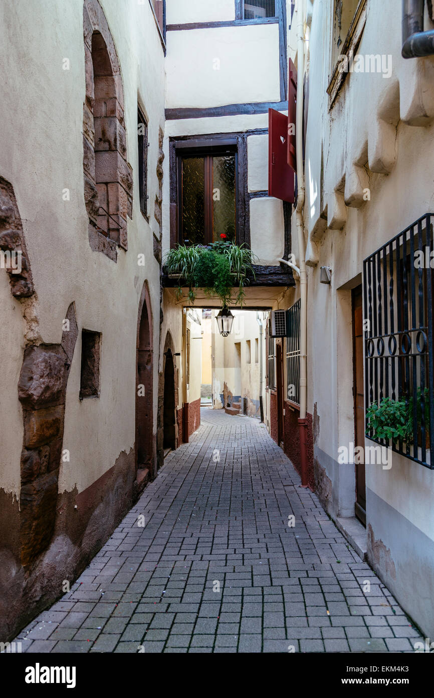 Laneway houses hi-res stock photography and images - Alamy