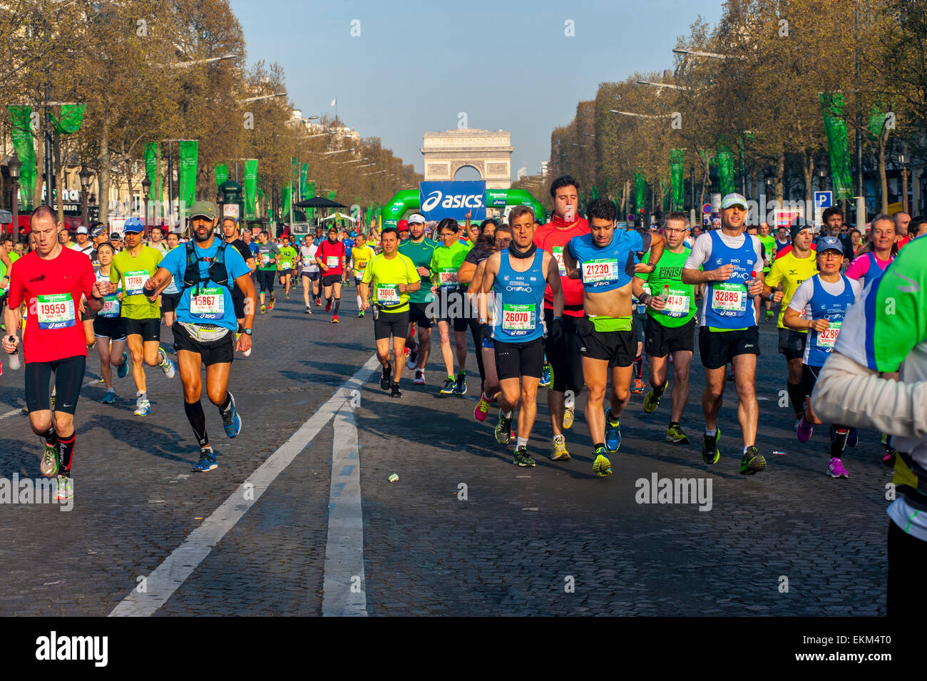 Paris, France. Marathon, Crowd Scene, Runners on Avenue Champs-Elysees ...