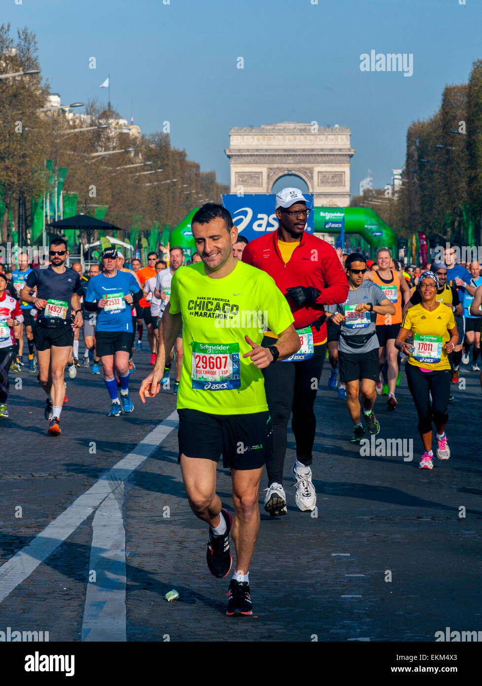 Paris marathon crowd scene men hi-res stock photography and images - Alamy