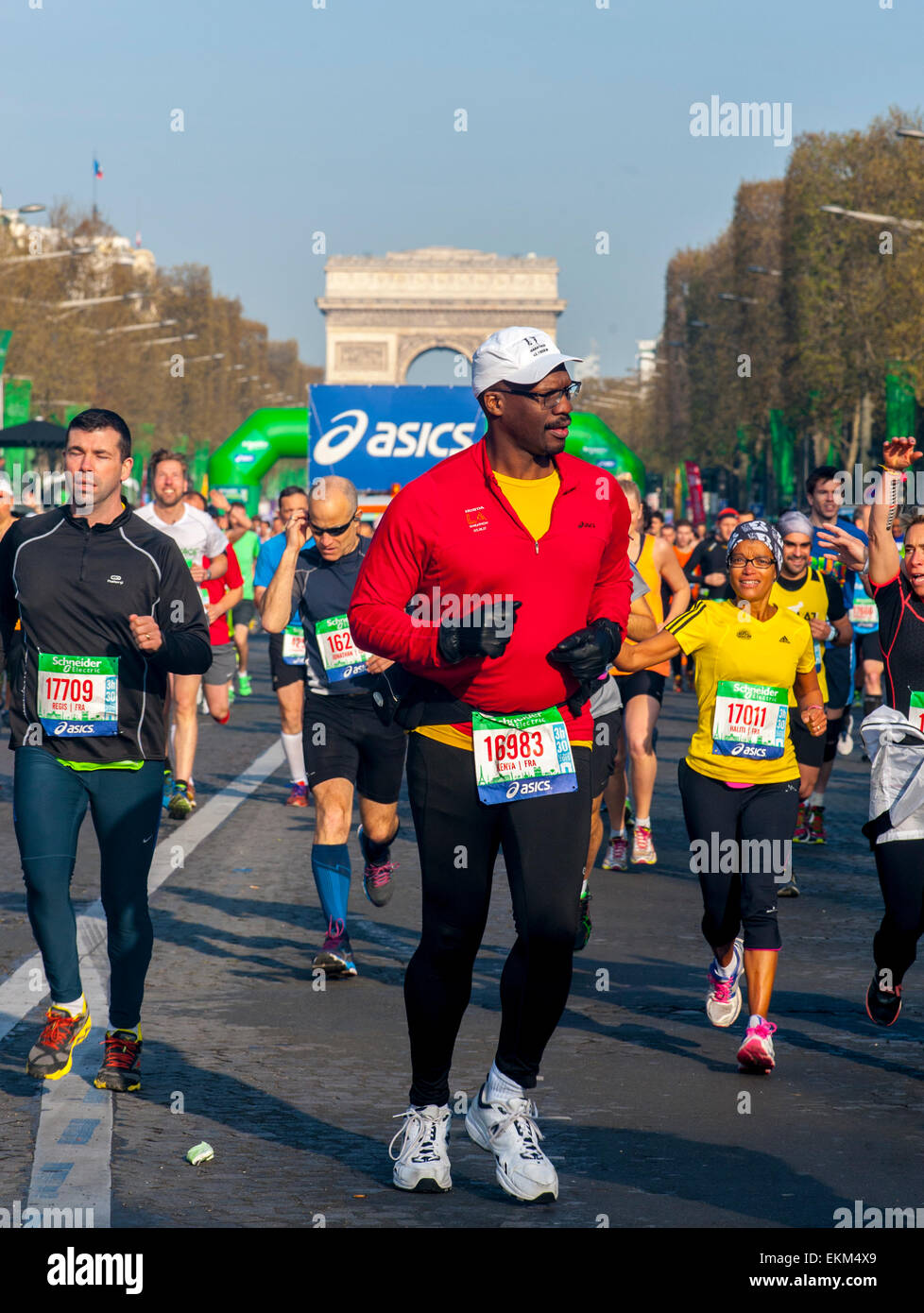Paris, France. Marathon, Crowd Scene, Runners on Avenue Champs-Elysees ...