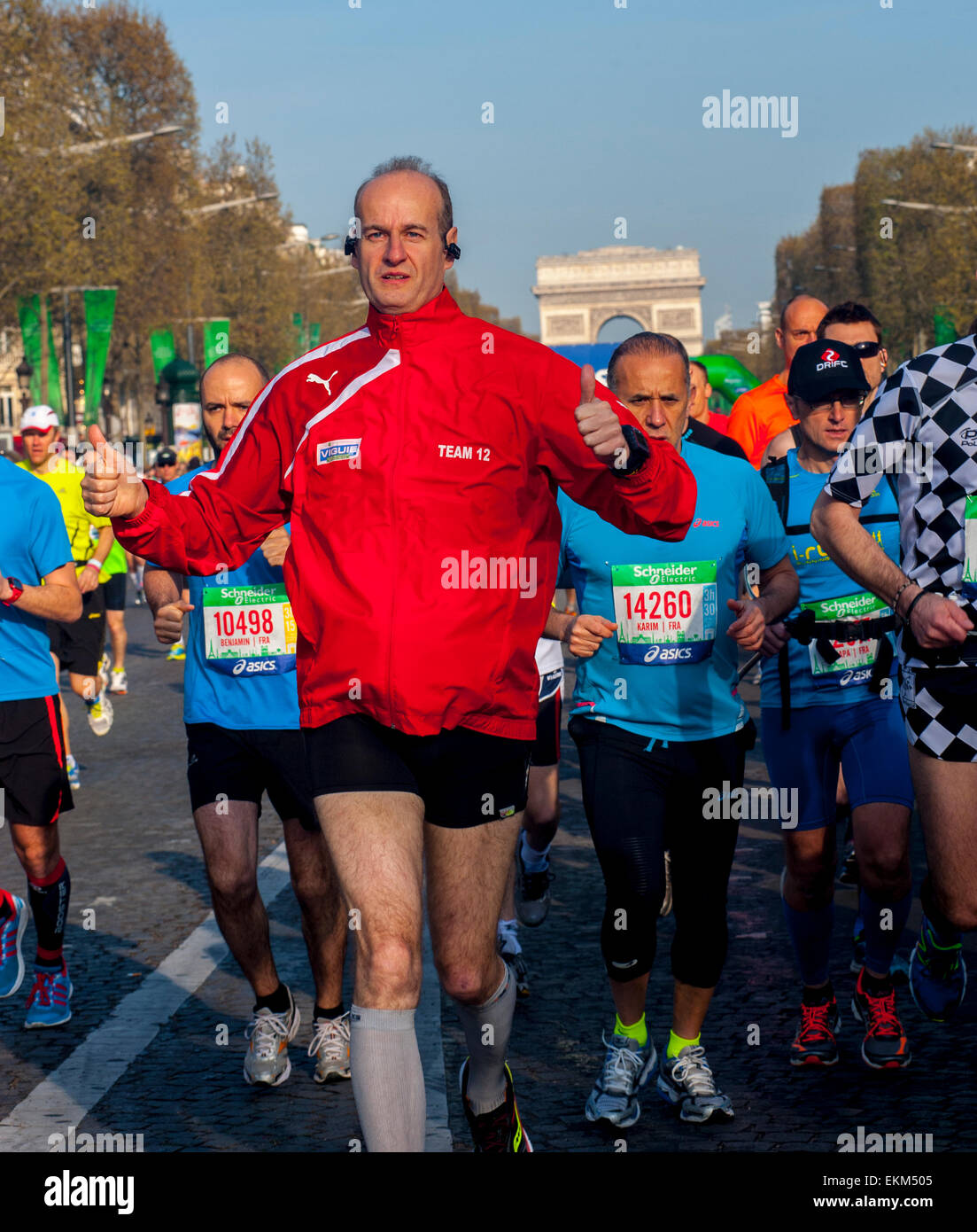 Paris Marathon, Crowd Scene, Male Runners on Avenue Champs-Elysees ...