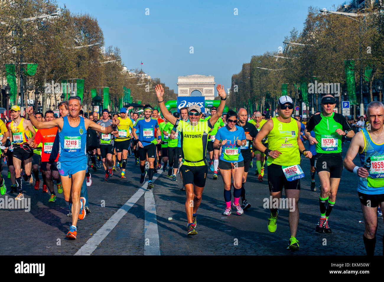 Paris, France. Marathon, Crowd Scene, Runners on Avenue Champs-Elysees ...