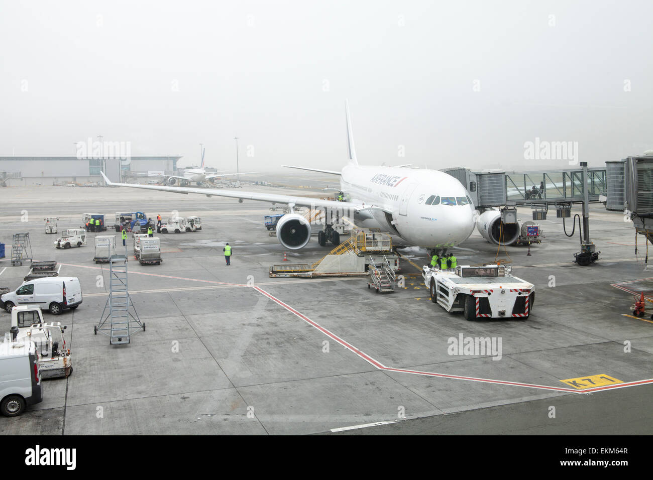 Airport ground crew plane hi-res stock photography and images - Alamy