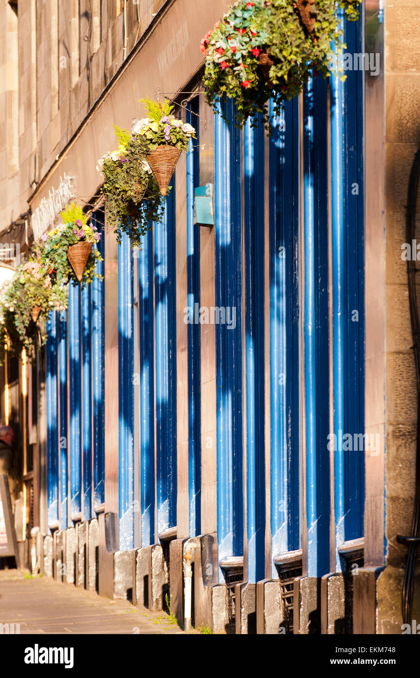 Shop fronts on The Royal Mile, Edinburgh Stock Photo - Alamy