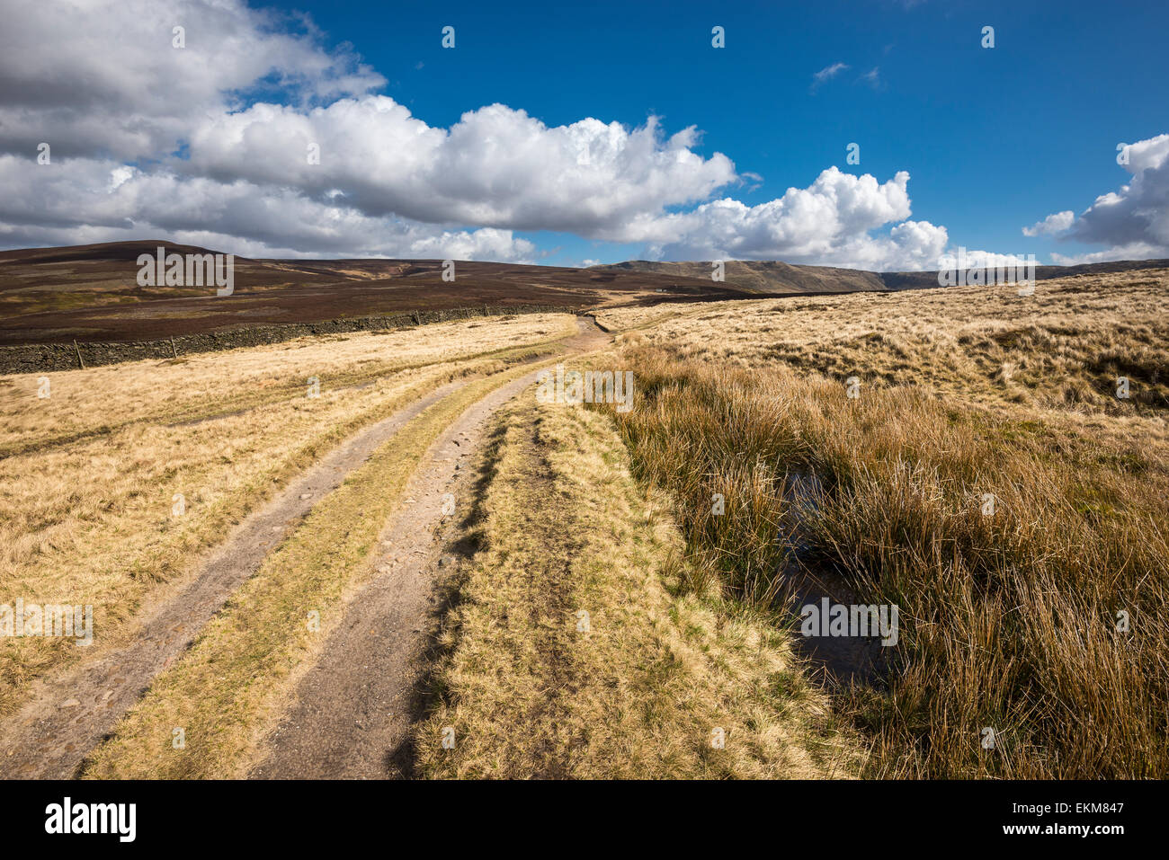 The SNake Path on moorland above Hayfield in the Peak District ...