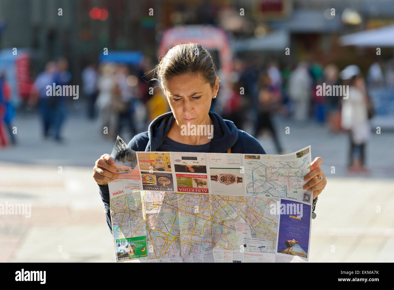 Reading street map hi-res stock photography and images - Alamy
