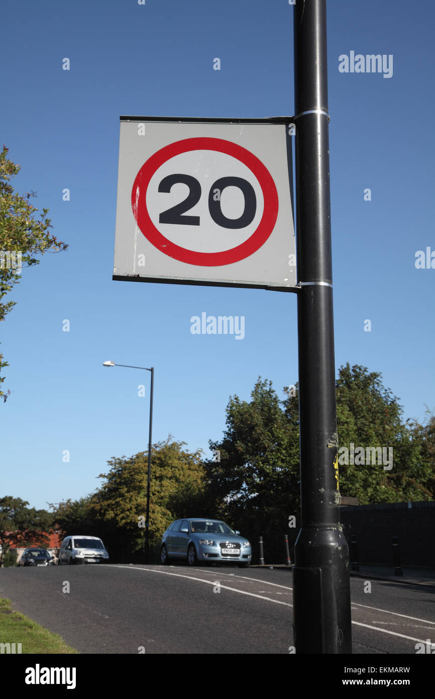 20mph road sign hi-res stock photography and images - Alamy