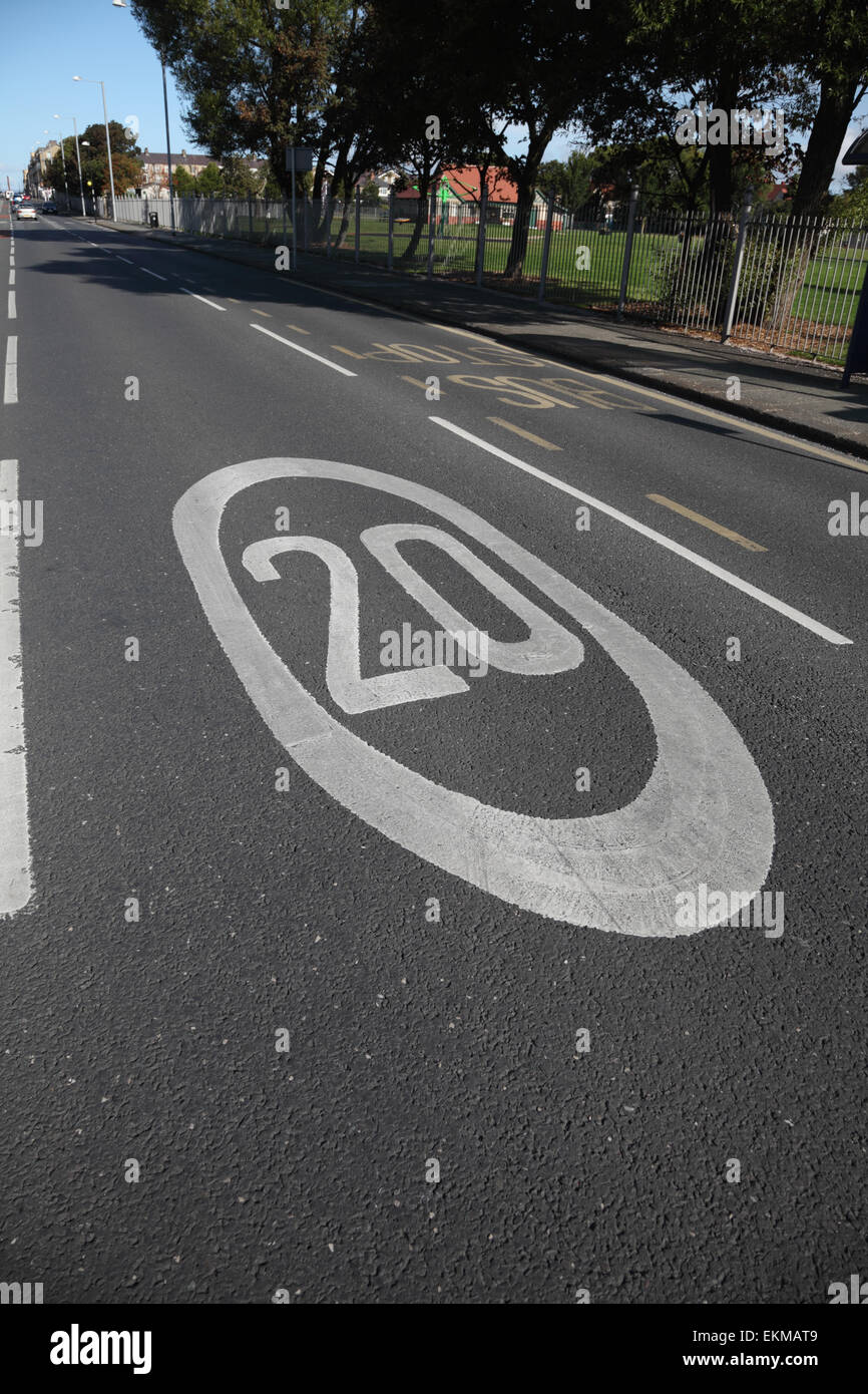 20mph road sign hi-res stock photography and images - Alamy