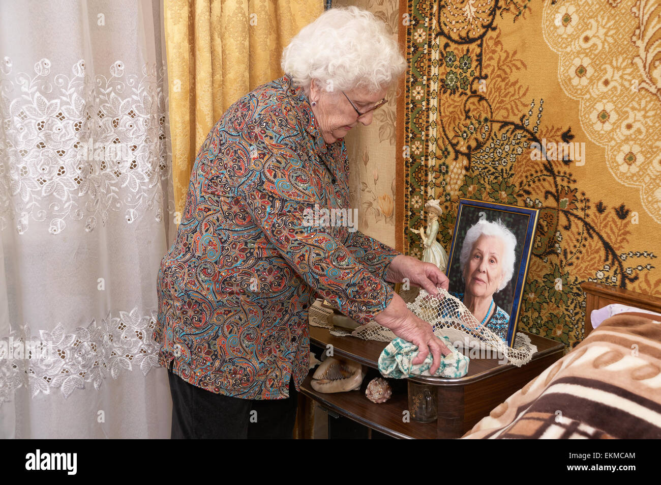 Mature caucasian woman wipe table hi-res stock photography and images ...