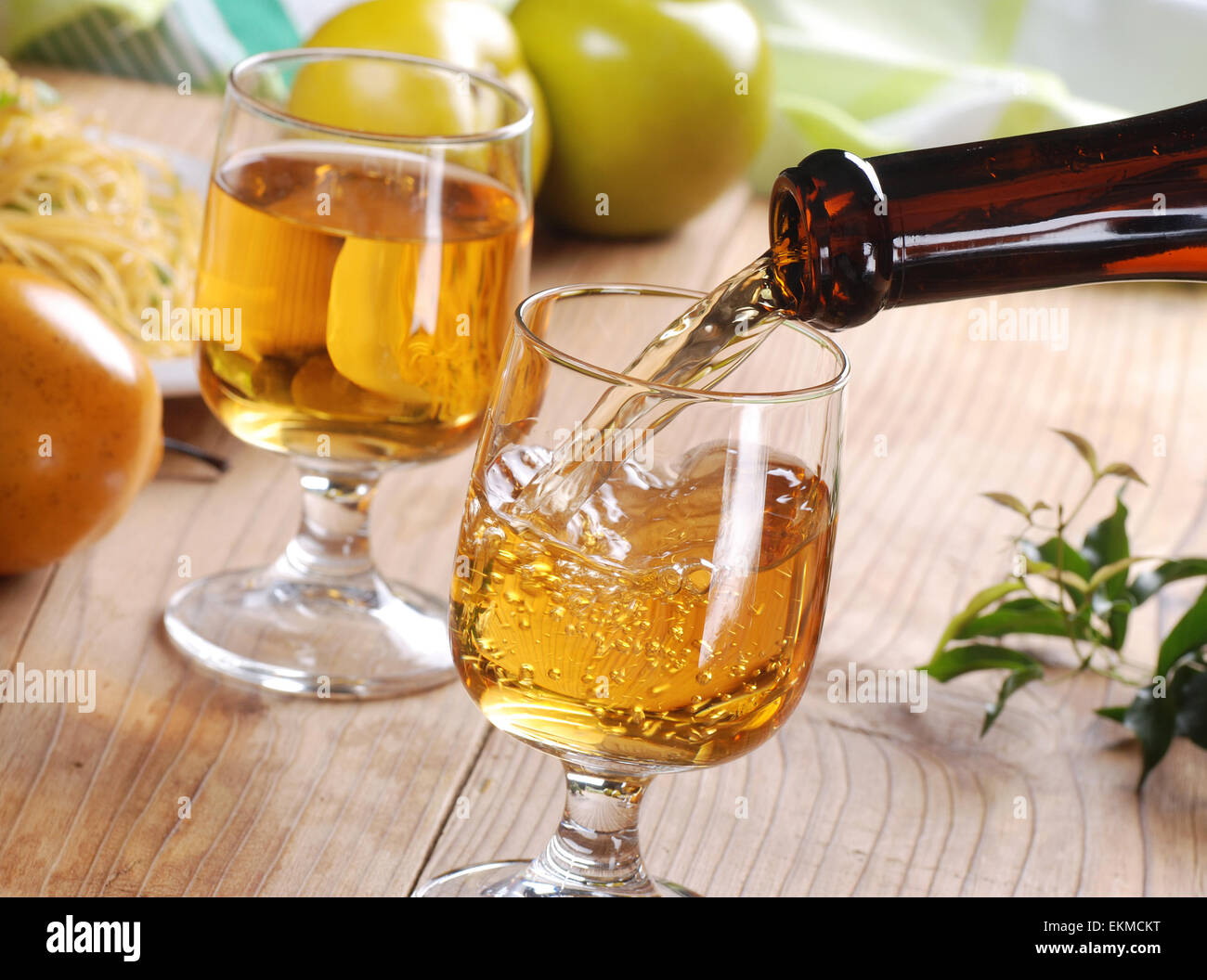pour the white wine into the glass beaker Stock Photo - Alamy