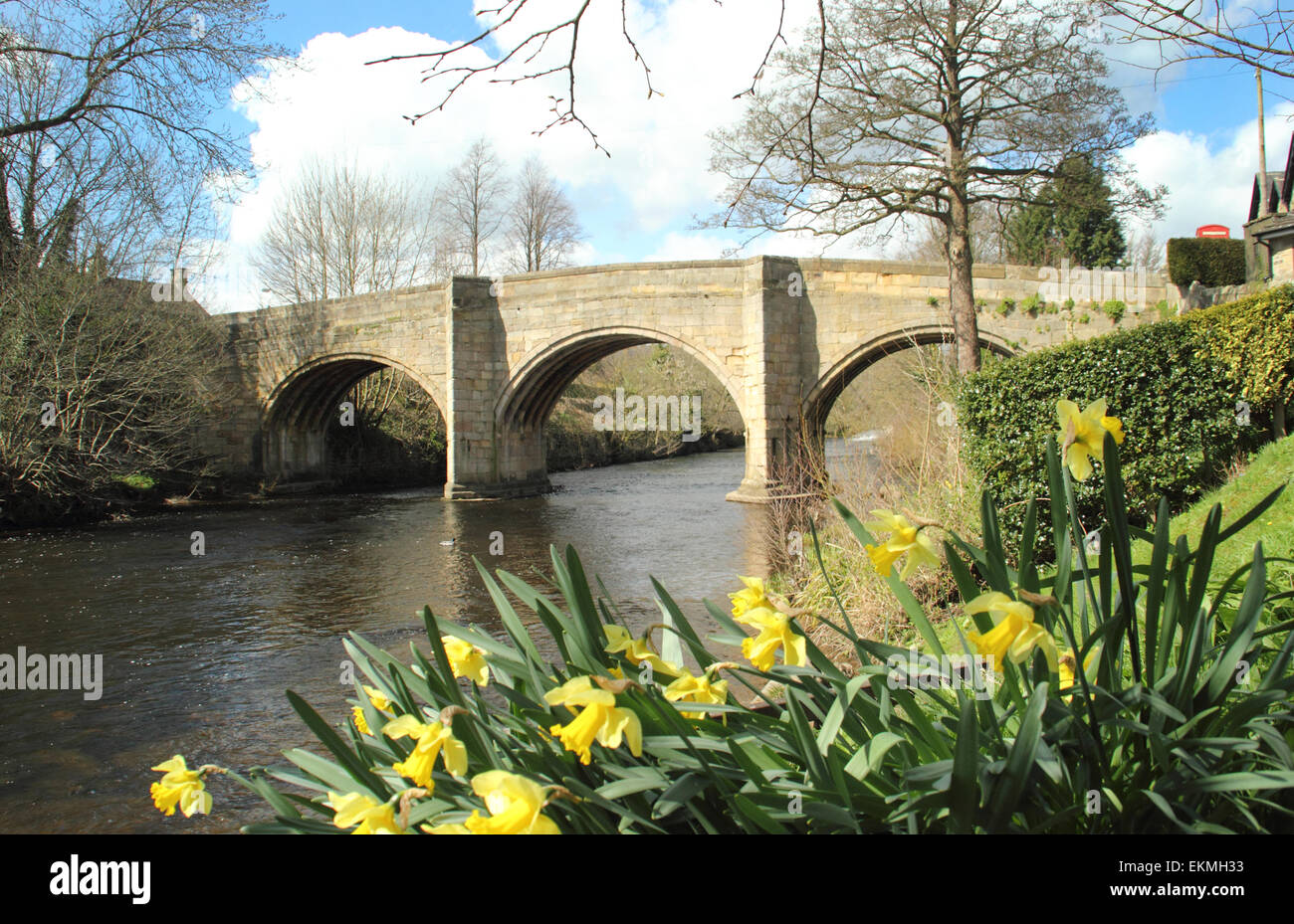 A bridge spans the River Derwent in Baslow, Peak District National Park ...