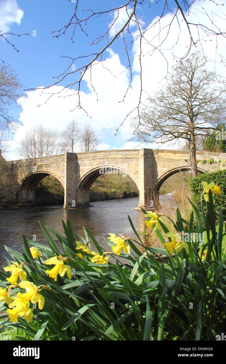 A bridge spans the River Derwent in Baslow, Peak District National Park ...