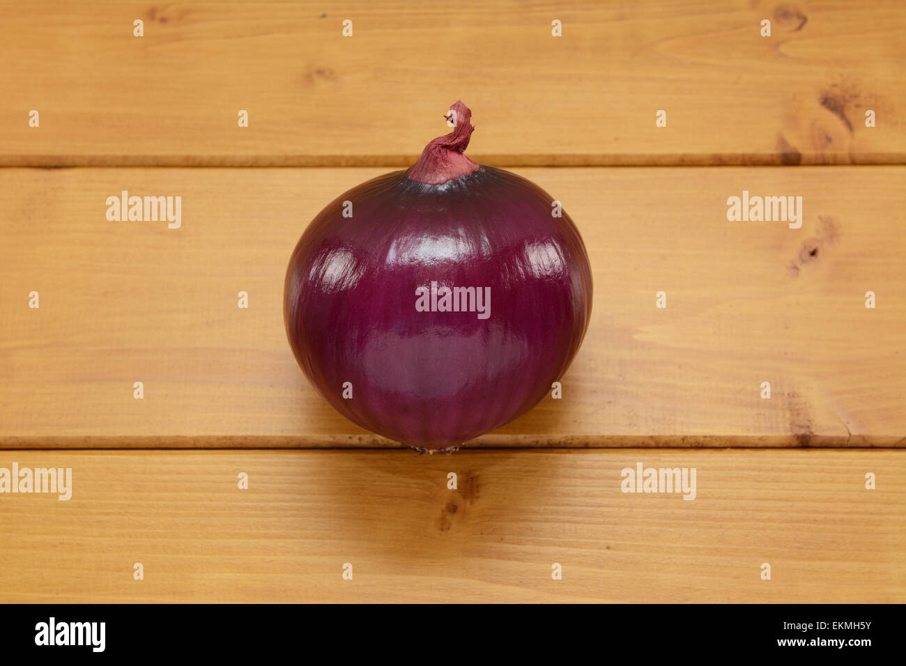 One peeled red onion on a wooden table Stock Photo - Alamy