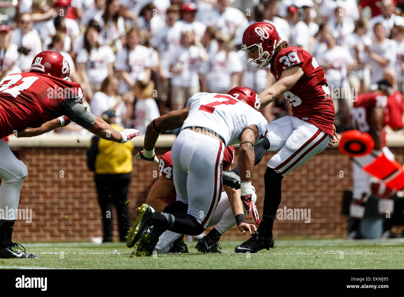 April 11, 2105: Oklahoma Sooners cornerback Jordan Thomas (7) looks to ...
