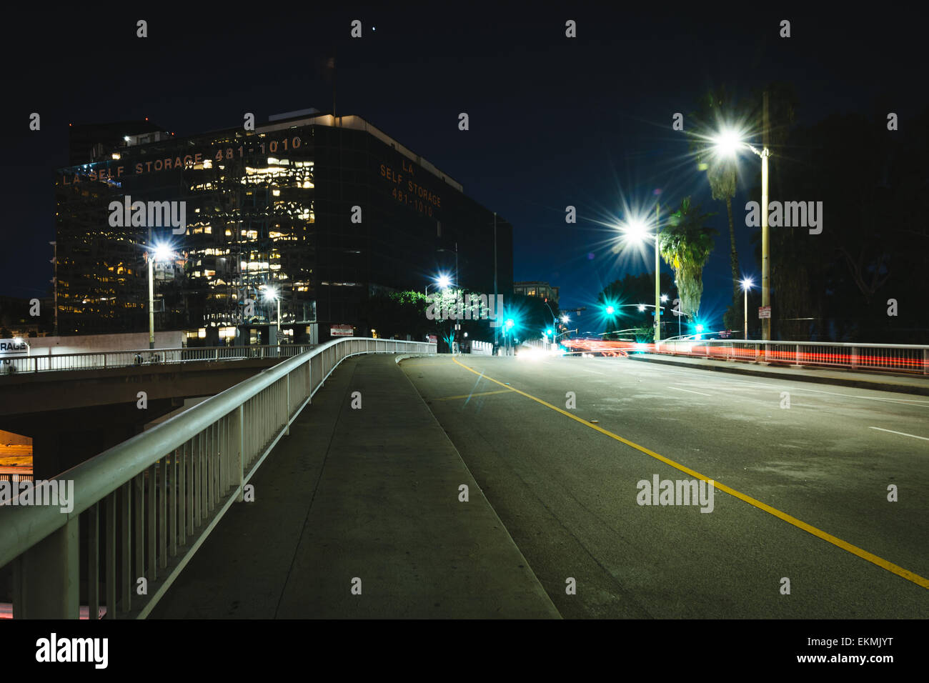 Los angeles city street at night hi-res stock photography and images ...