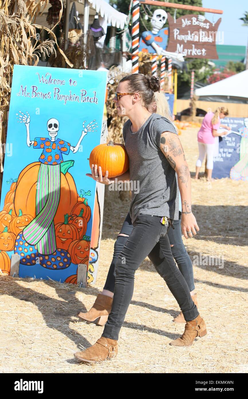 Picking bones hi-res stock photography and images - Alamy
