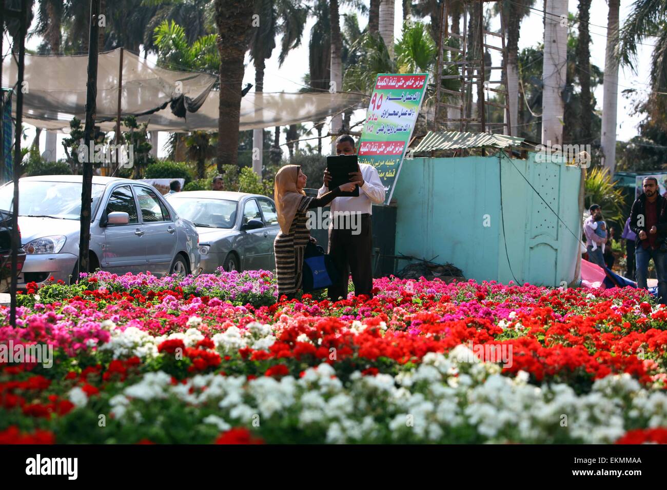 Giza, Egypt. 12th Apr, 2015. Egyptians visit the spring flower ...