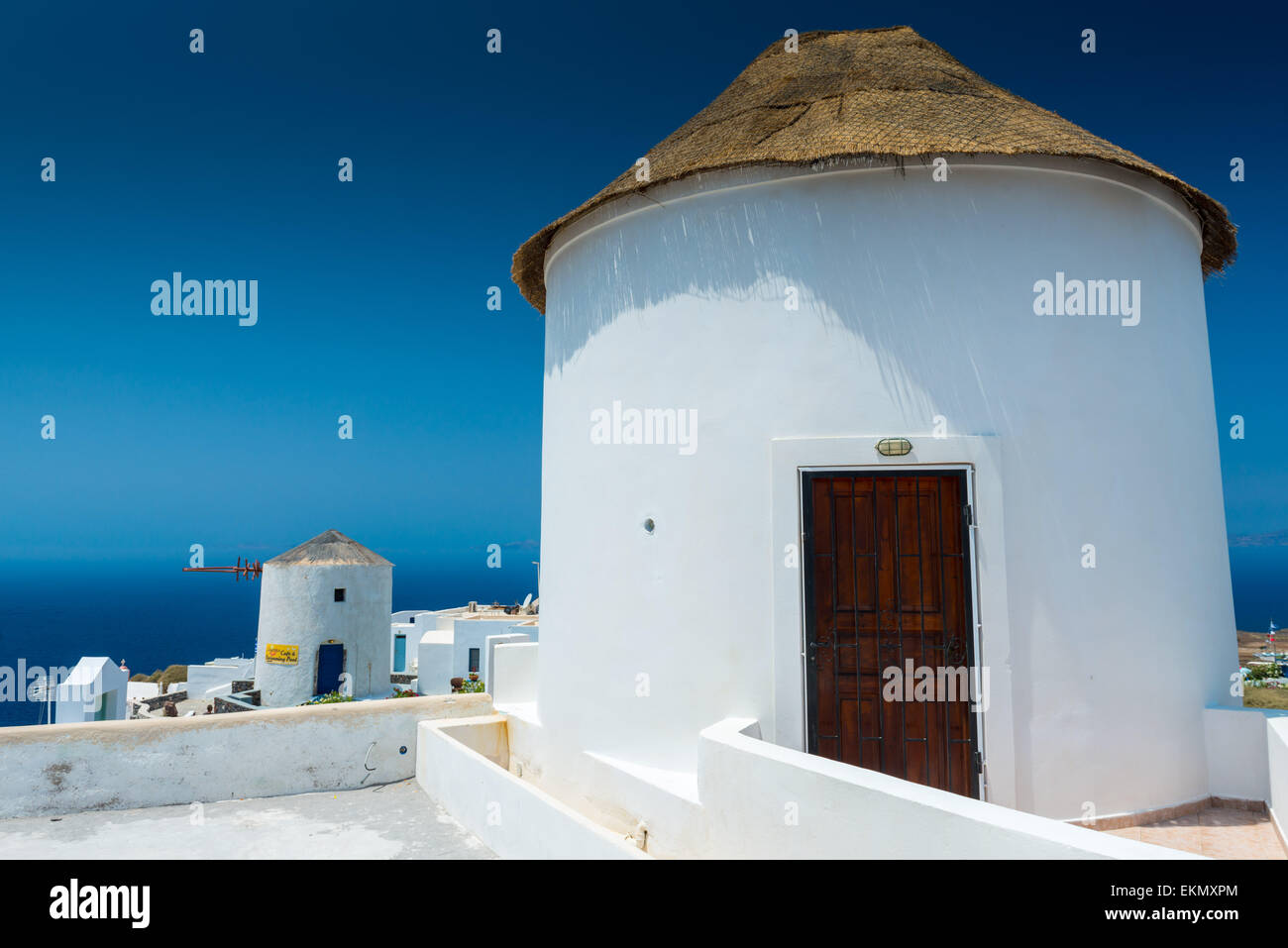 Santorini white buildings hi-res stock photography and images - Alamy