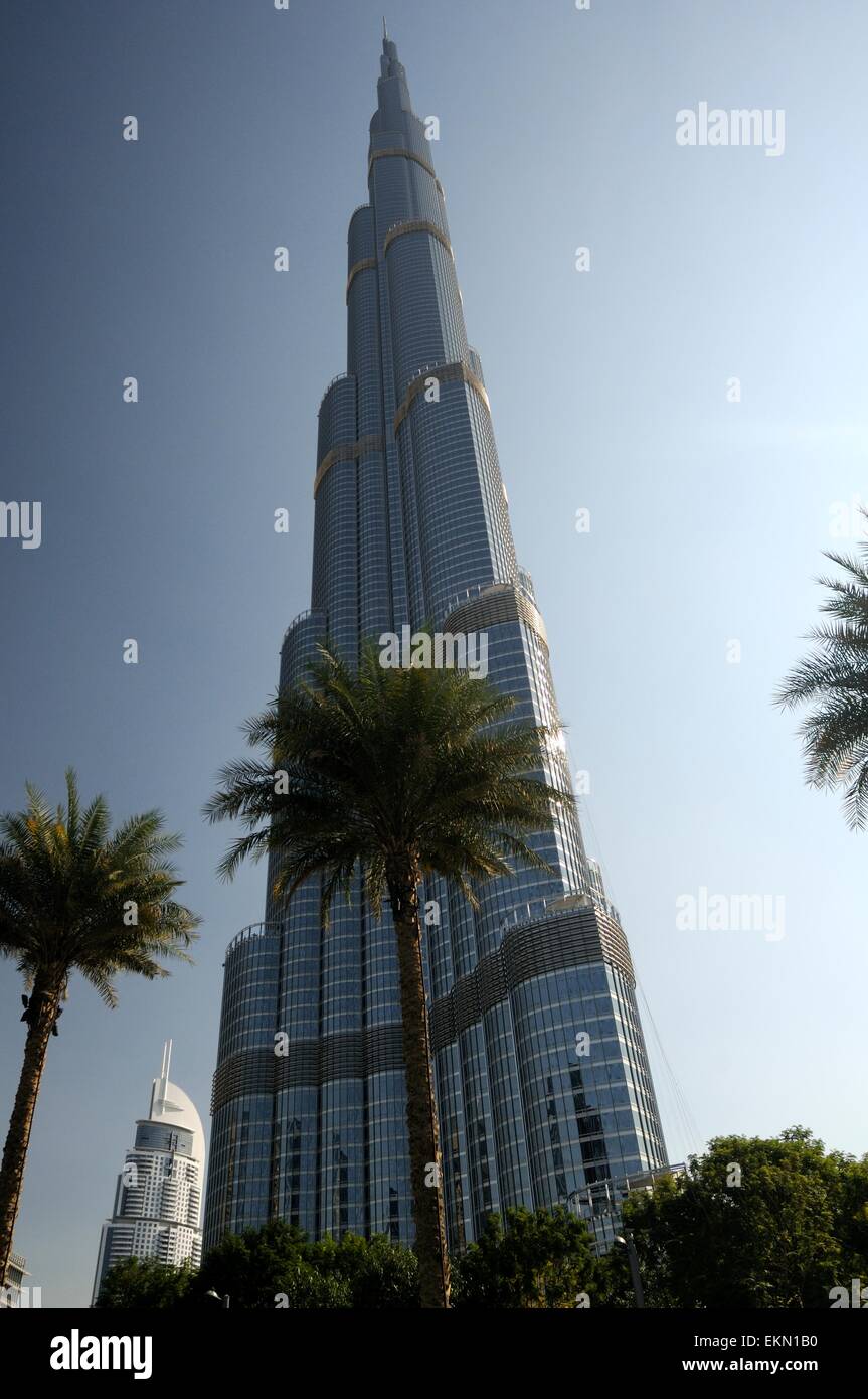 Burj Khalifa Skyscraper in Mid-Town Dubai - World's Tallest Skyscraper ...