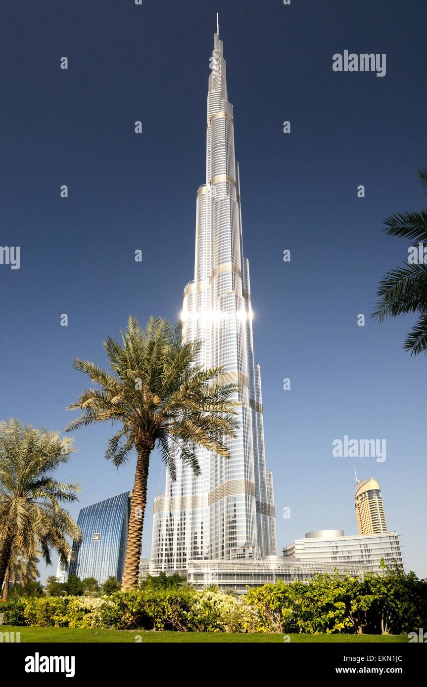 Burj Khalifa Skyscraper in Mid-Town Dubai - World's Tallest Skyscraper ...