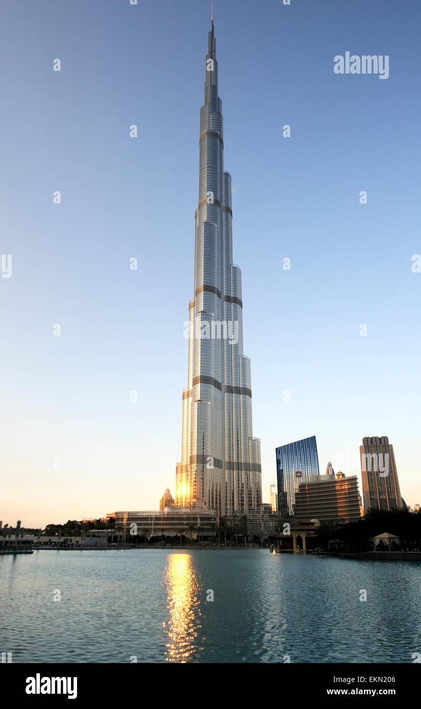 Burj Khalifa Skyscraper in Mid-Town Dubai - World's Tallest Skyscraper ...