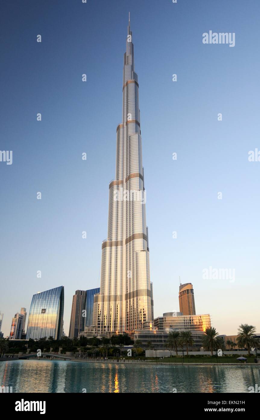 Burj Khalifa Skyscraper in Mid-Town Dubai - World's Tallest Skyscraper ...