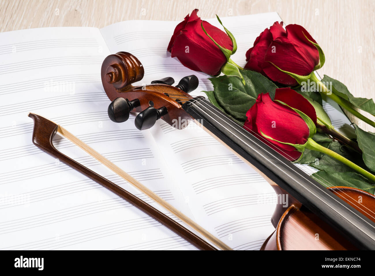Old violin musical notes rose hi-res stock photography and images - Alamy