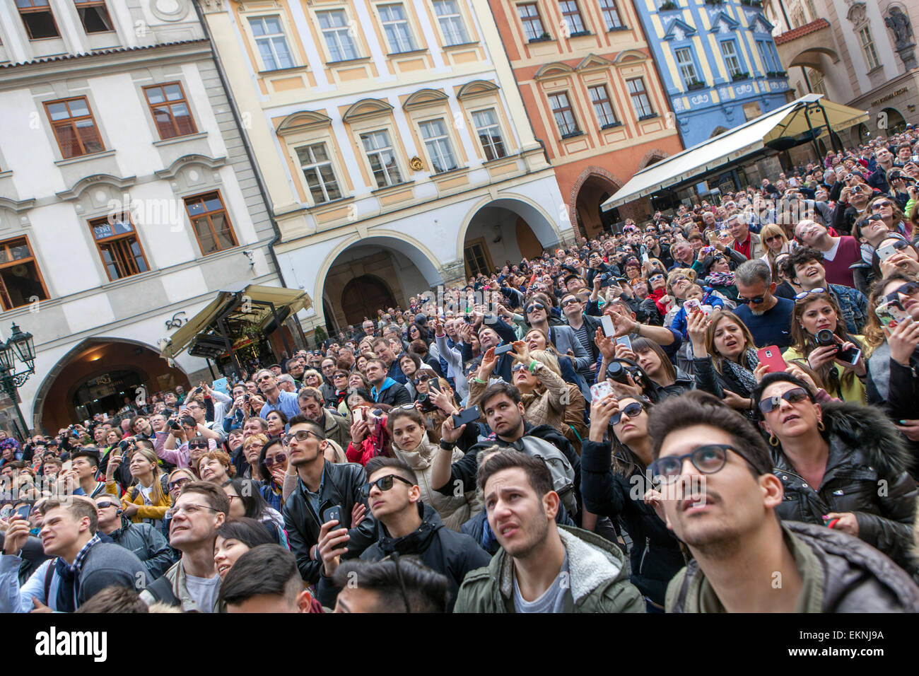 Old town square mass Crowds Prague tourism Crowds of people, Prague ...