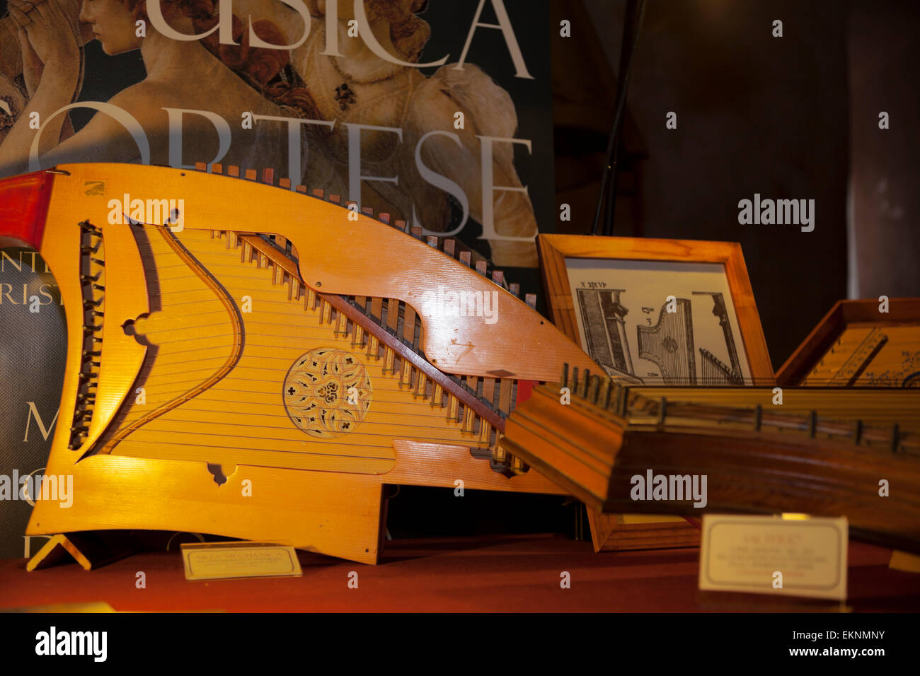 Ancient harp hi-res stock photography and images - Alamy