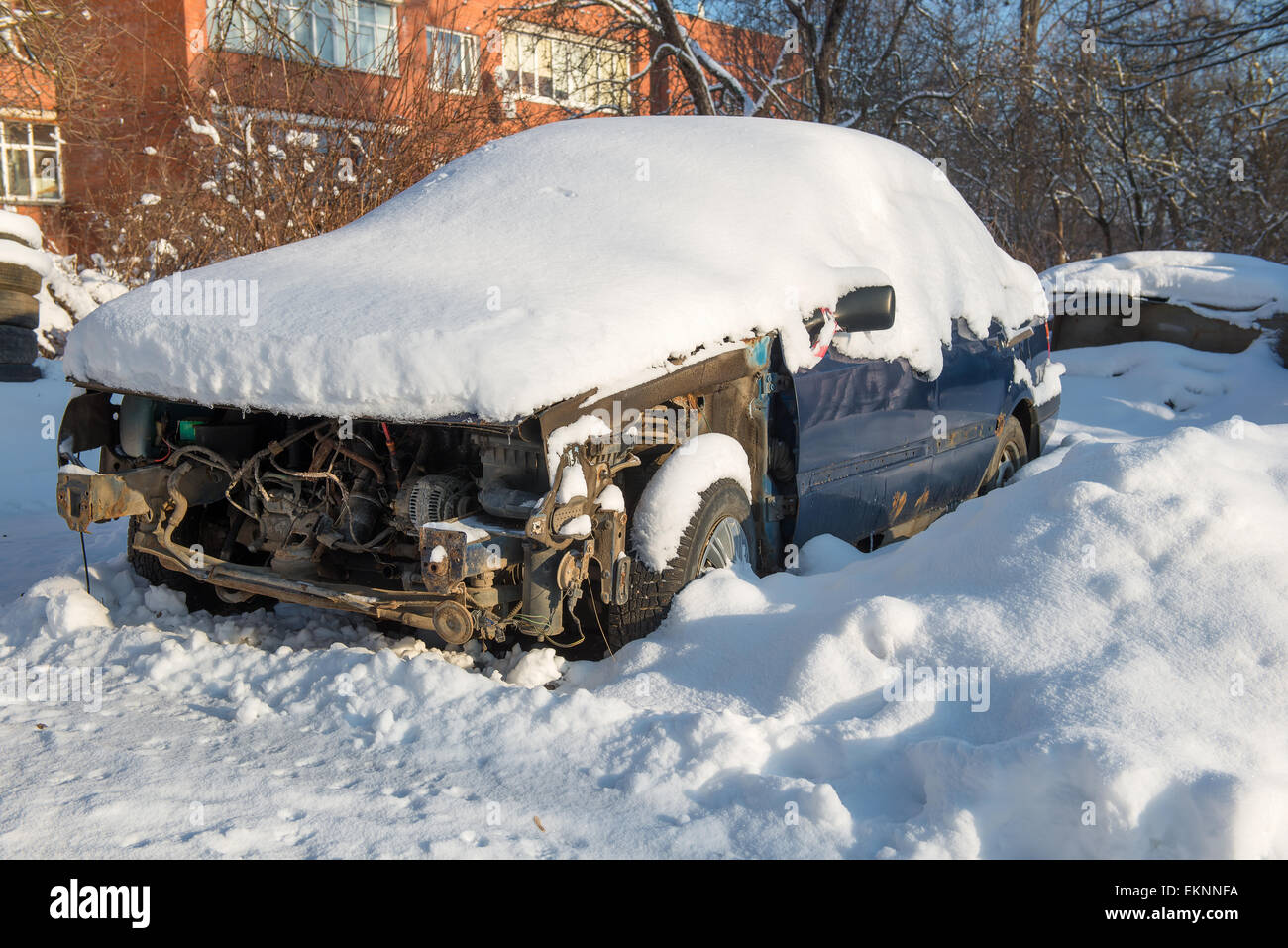 Broken and shattered car is worth in the snow Stock Photo - Alamy