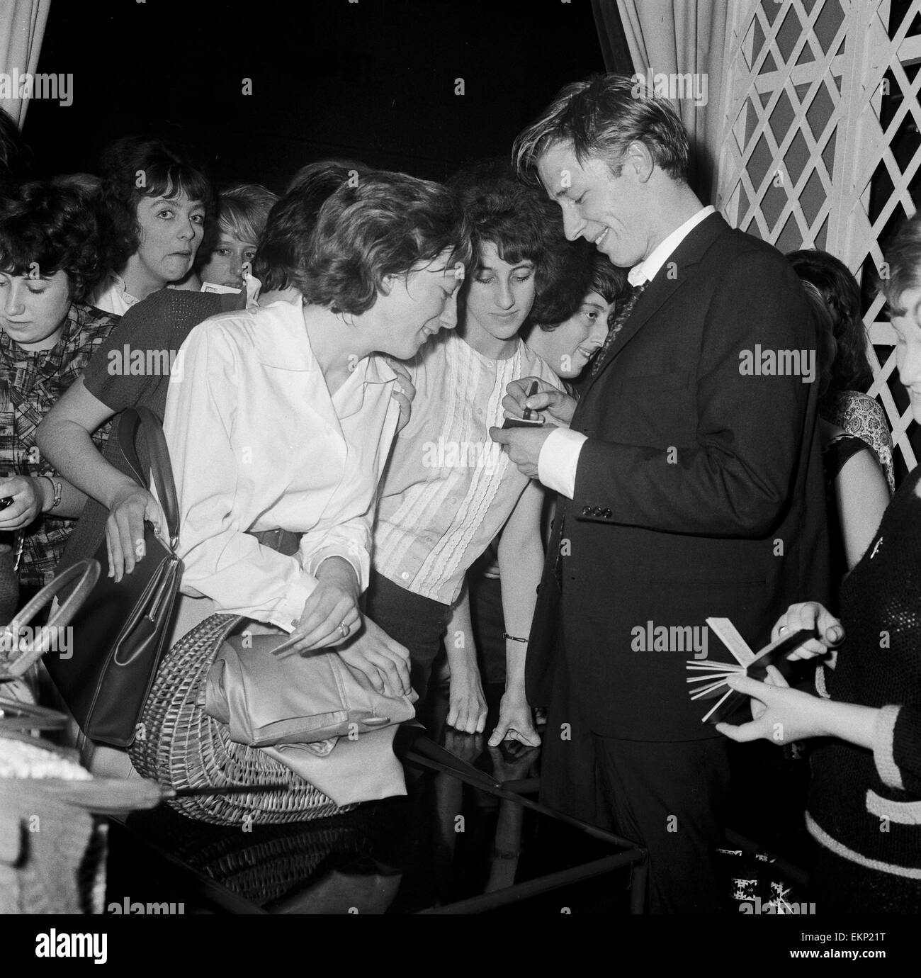 Female singer 1960s hi-res stock photography and images - Alamy